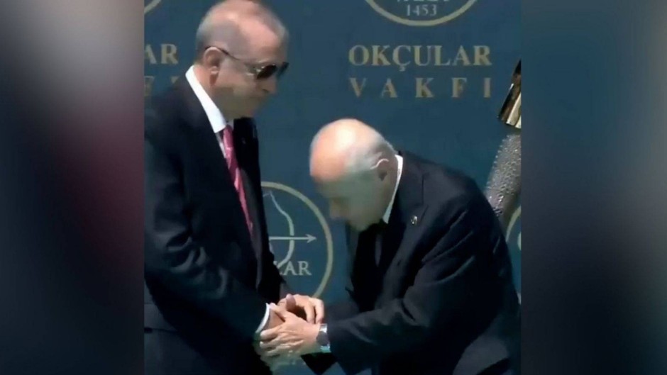 Bahçeli Malazgirt töreninde Erdoğan'ın elini öpmek için mi eğildi ... Bahçeli Malazgirt töreninde Erdoğan'ın elini öpmek için mi eğildi ...